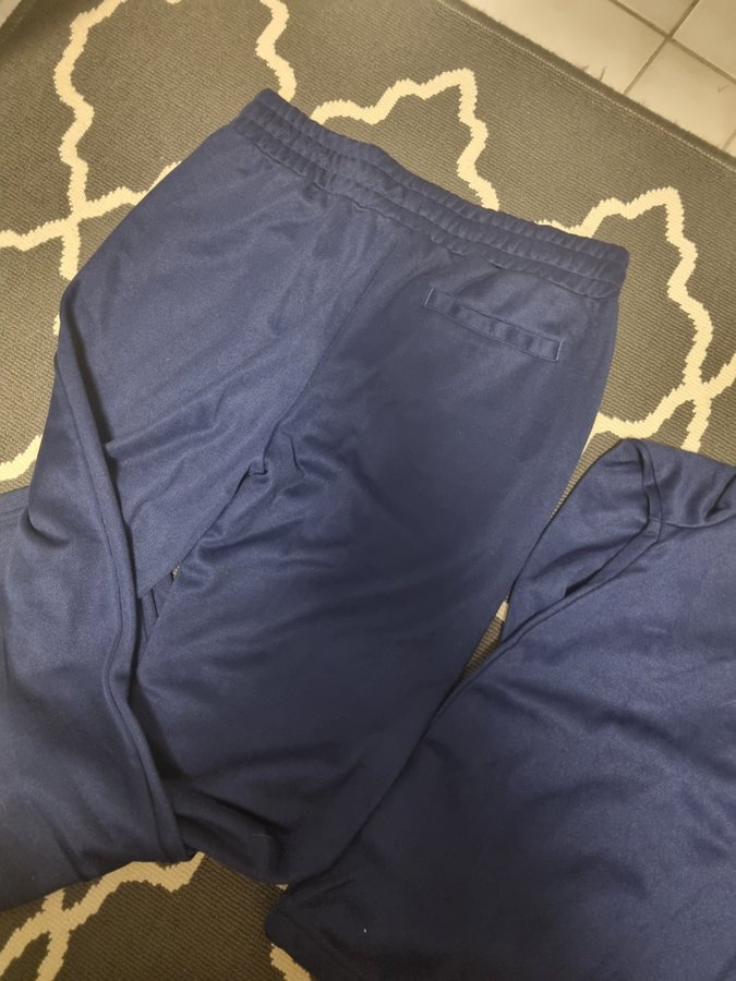 Dress från Fila storlek 170/176 på jackan och 1.. | Köp på Tradera (704170999)