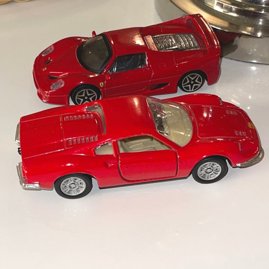 Två Röda Ferrari Modellbilar - Burago & Maisto .. | Köp på Tradera ...