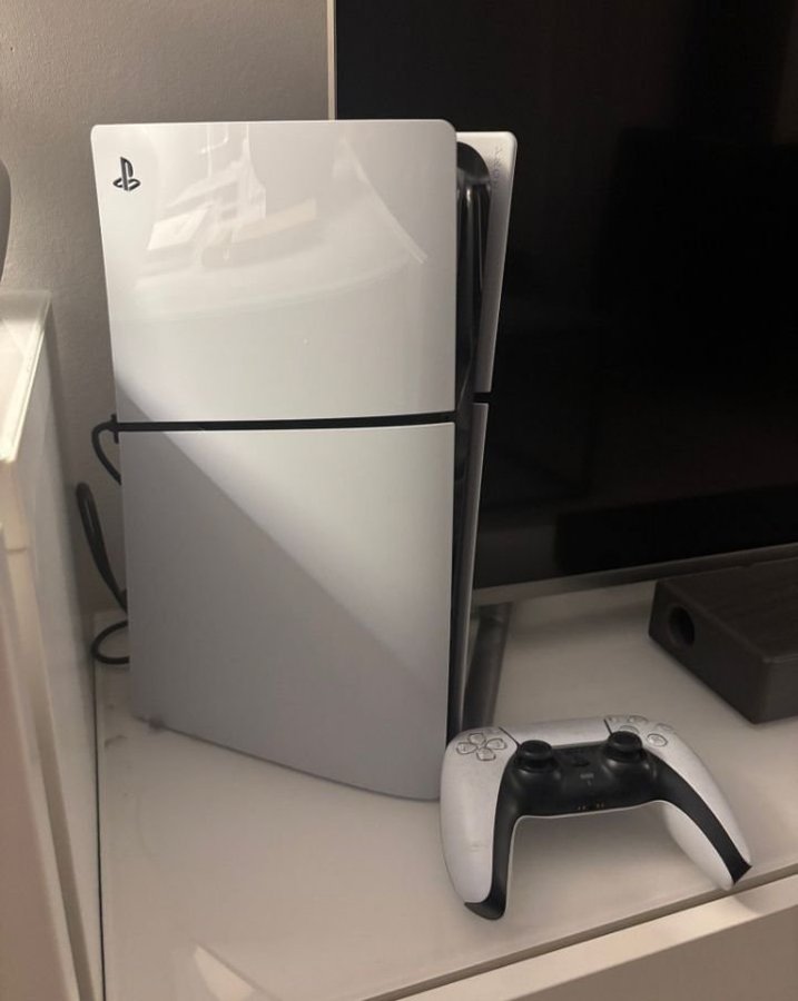 Playstation 5 Slim (1TB disk version) i nyskick | Köp på Tradera ...