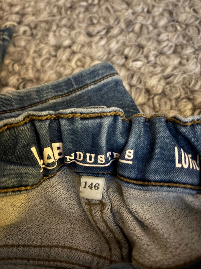 Se produkter som liknar Jeans - Storlek 146 - LAB Ind.. på Tradera (696041819)