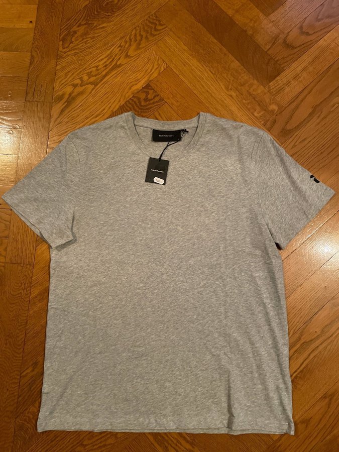 Helt Ny, Mycket Snygg Peak Performance T-shirt | Köp på Tradera (734428753)