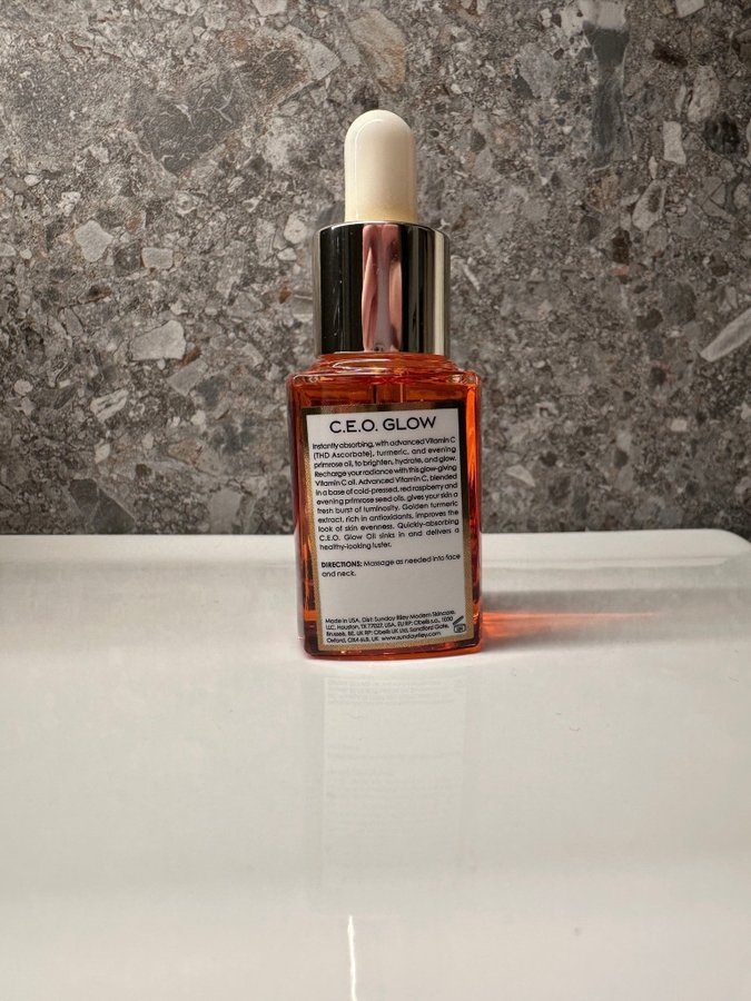 Sunday Riley C.E.O. Glow Vitamin C + Turmeric F.. | Köp på Tradera ...