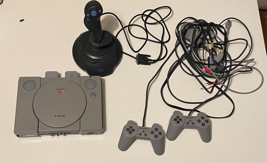 Playstation 1 konsol med två handkontroller och.. | Köp på Tradera ...