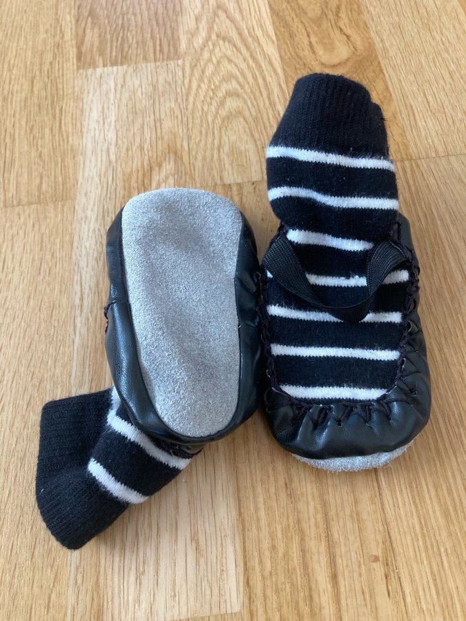 Se produkter som liknar Polarn och Pyret mockasiner på Tradera (646163649)