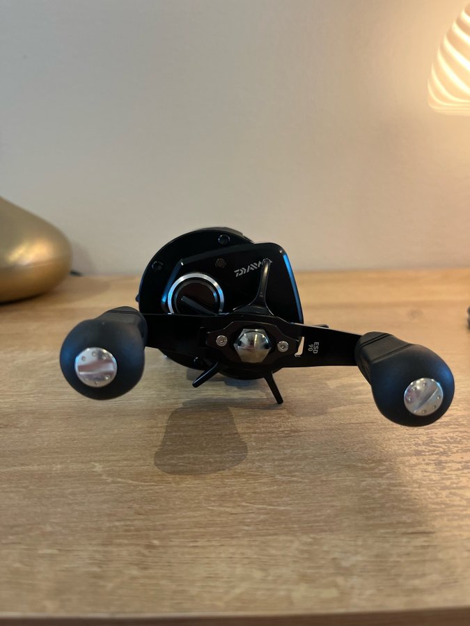 Daiwa Ryoga Shrapnel C3000HL (Högervev) | Köp på Tradera (733783581)