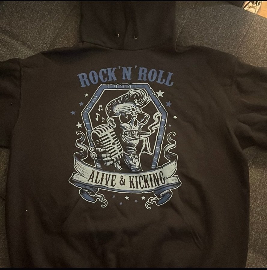 L - Rock’n Roll Alive & Kicking - Svart hoodie | Köp på Tradera (711621058)