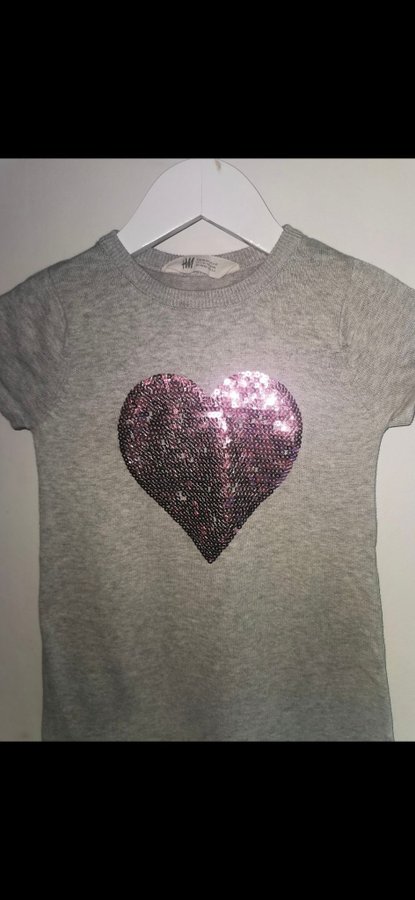 Grå topp kortarmad jumper med rosa paljett hjär.. | Köp på Tradera ...