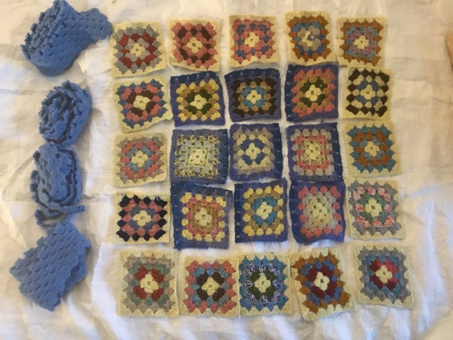 Virkade rutor till mormorstäcke 168 st.10x10 cm. | Köp på Tradera ...