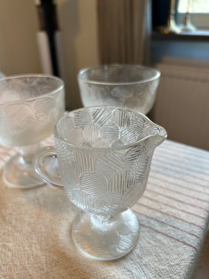 Två skålar på fot och en mjölksnipa, Nuutajärvi | Köp på Tradera ...