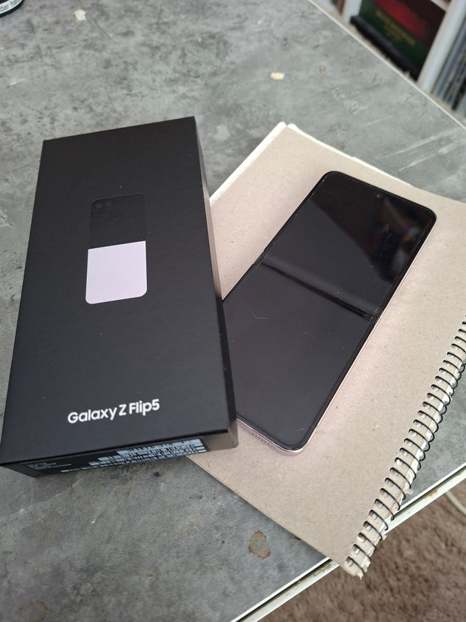 Se produkter som liknar Samsung Galaxy Z Flip5 på Tradera (714354970)