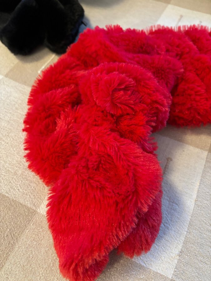 2 Fluffiga Halsdukar - Svart och Röd Supermjuka.. | Köp på Tradera ...