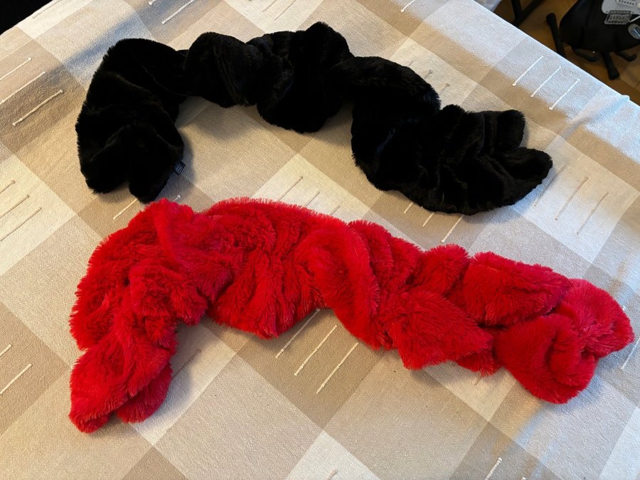 2 Fluffiga Halsdukar - Svart och Röd Supermjuka.. | Köp på Tradera ...