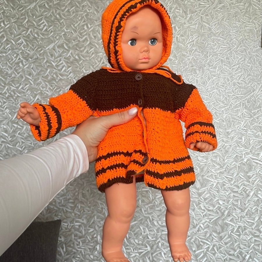 Gammal docka från 70-talet med tidsenliga kläde.. | Köp på Tradera ...