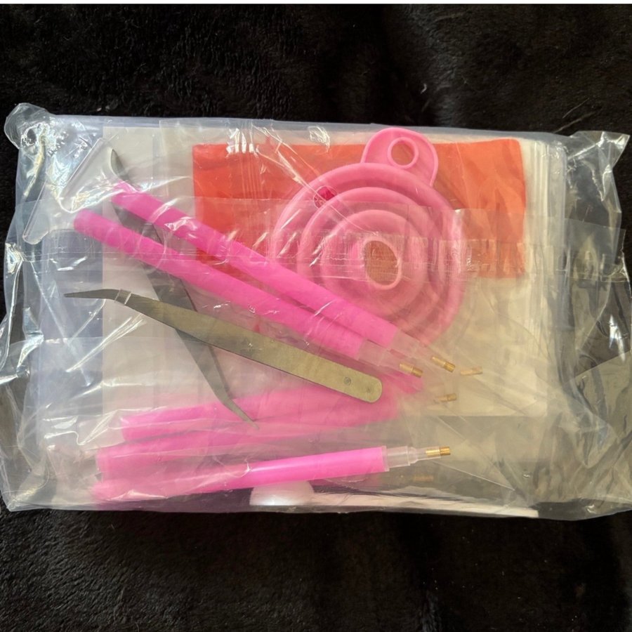 Låda med 28 fack och tillbehör för pärlor / Dia.. | Köp på Tradera ...