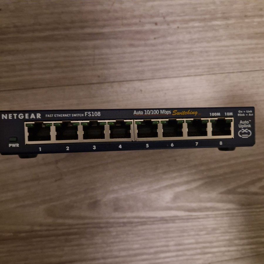 Se produkter som liknar NETGEAR Fast Ethernet Switch .. på Tradera ...