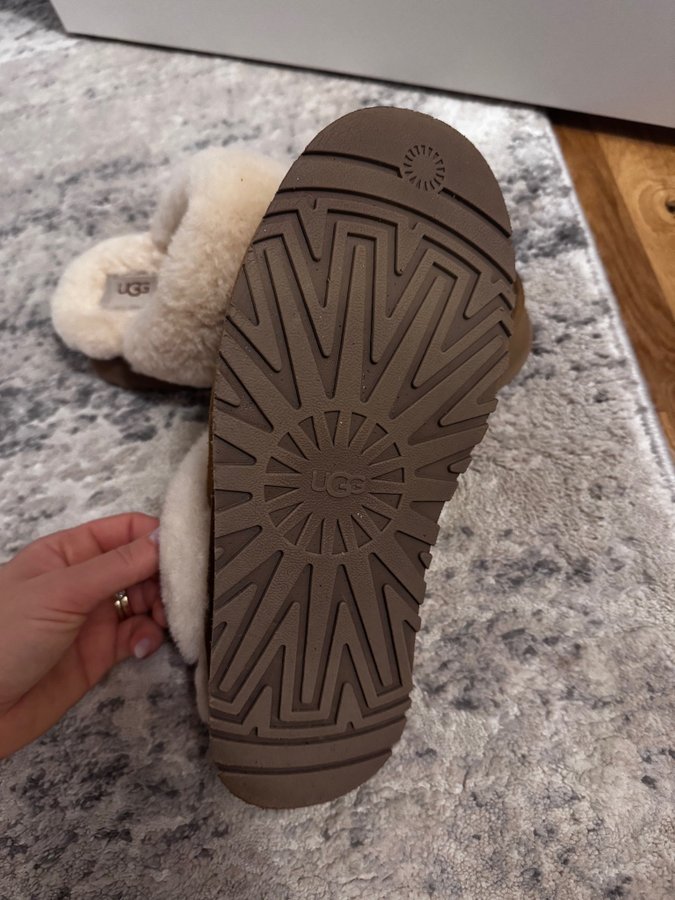 Se produkter som liknar Ugg Tofflor beige/brun storle.. på Tradera ...