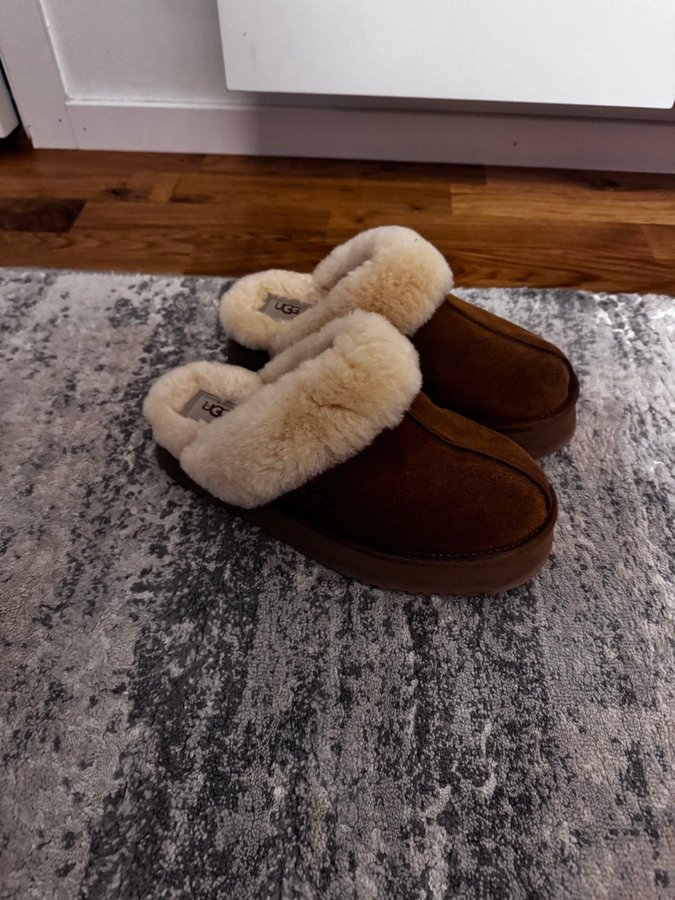 Se produkter som liknar Ugg Tofflor beige/brun storle.. på Tradera ...