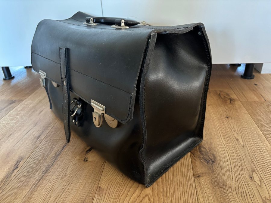 Se produkter som liknar Televerket svart väska på Tradera (693735349)