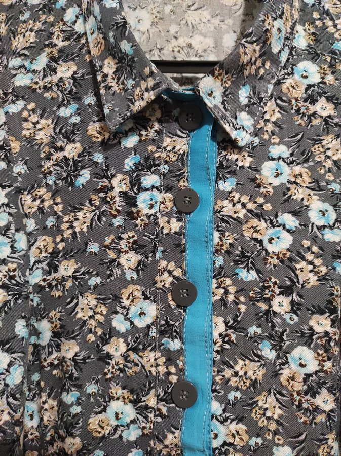 Blus med blommor och blå insatser | Köp på Tradera (693058705)
