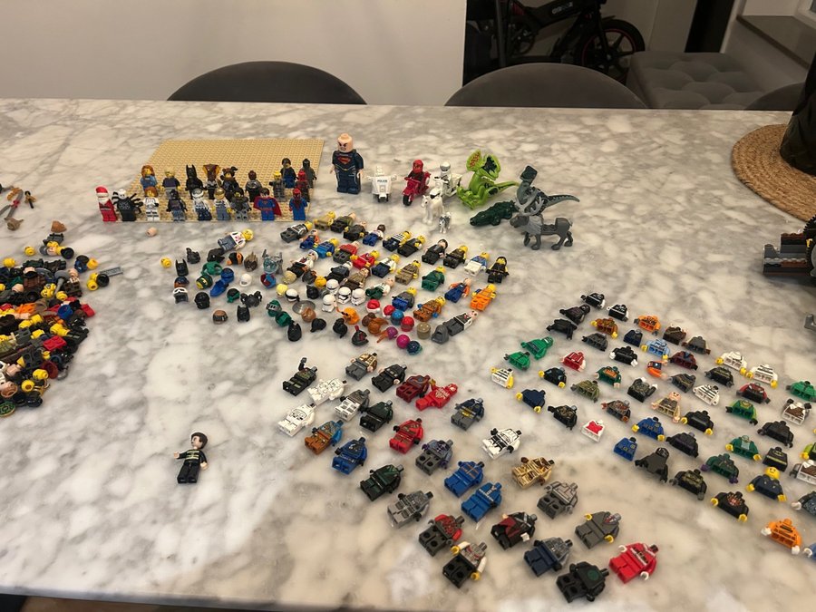 LEGO-paket 12 kg ink 135 minifigurer av olika v.. | Köp på Tradera ...