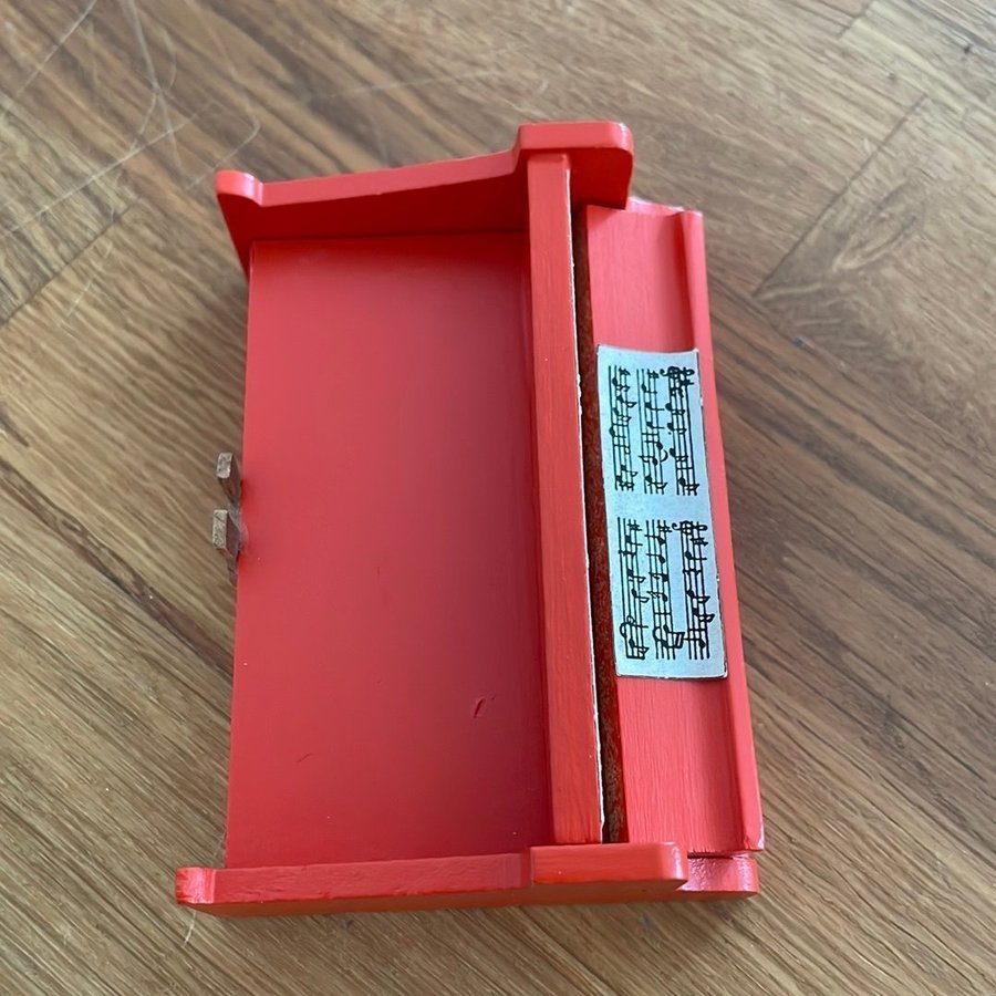 Se produkter som liknar Lundby dockhus piano med stol.. på Tradera ...