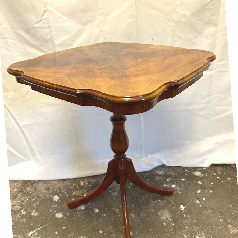 Antik Pelarbord i trä - Möbelbolaget - 814 - Tr.. | Köp på Tradera ...