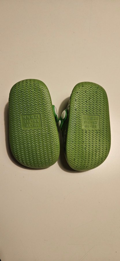 Tofflor med dinosaurier - inneskor - foppatofflor | Köp på Tradera ...