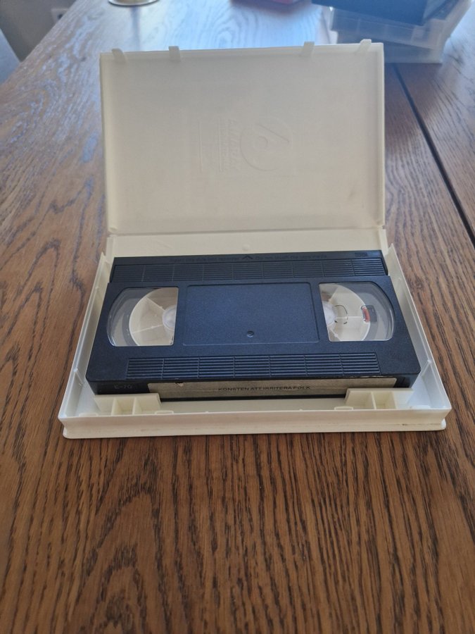 Konsten att Irritera Folk VHS (1968) Ex-rental | Köp på Tradera (695749096)