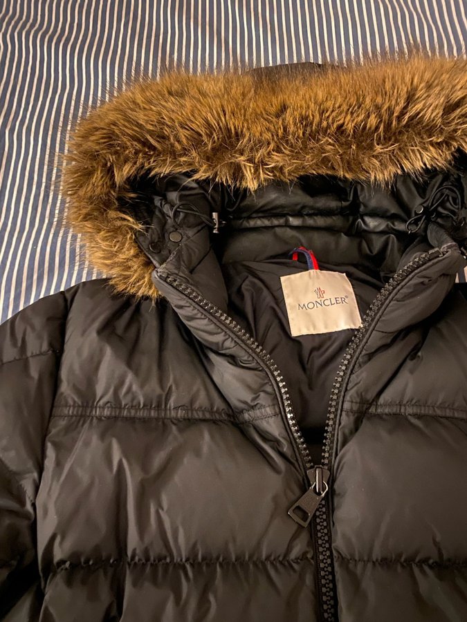 Moncler Maya Faux Fur Jacket – Svart Dunjacka –.. | Köp på Tradera ...