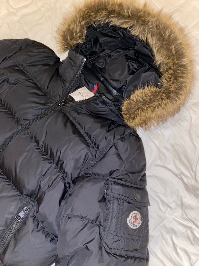 Moncler Maya Faux Fur Jacket – Svart Dunjacka –.. | Köp på Tradera ...