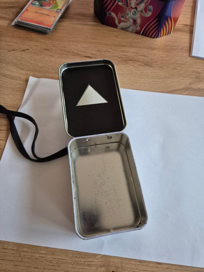 Yu-Gi-Oh! Plåtaska med halsband | Köp på Tradera (711994396)