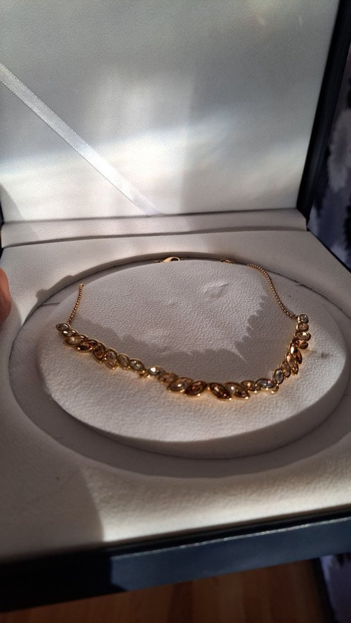 Elegant Halsband med Guldplätering och Kristaller | Köp på Tradera ...