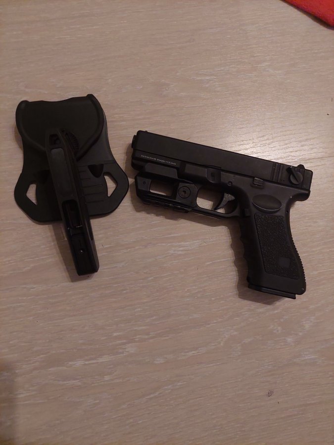 AEP, elektrisk pistol med massa tillbehör | Köp på Tradera (695664044)