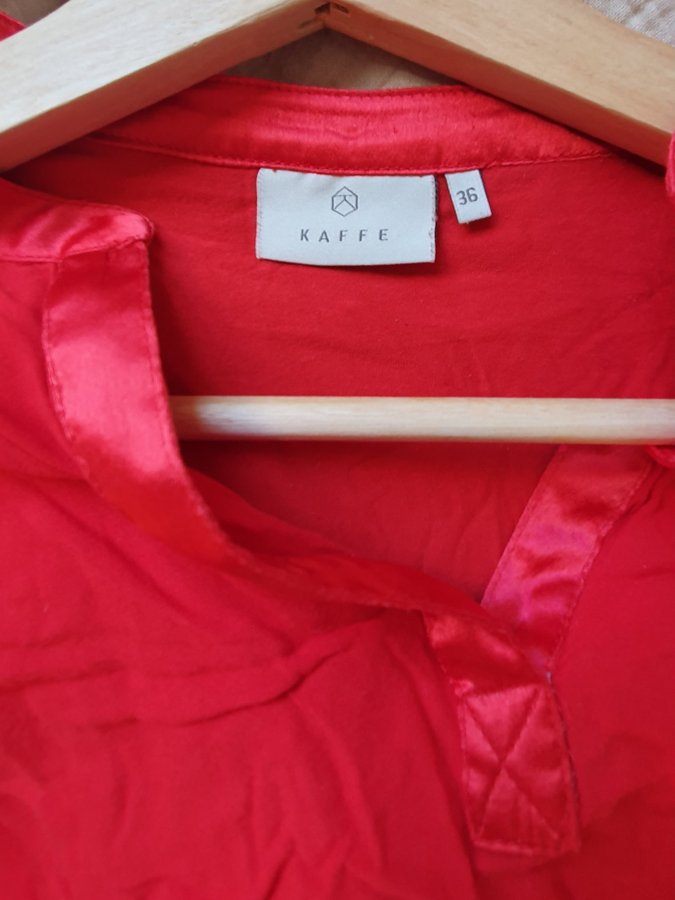 Långärmad tunn röd blus av märke Kaffe | Köp på Tradera (708092547)