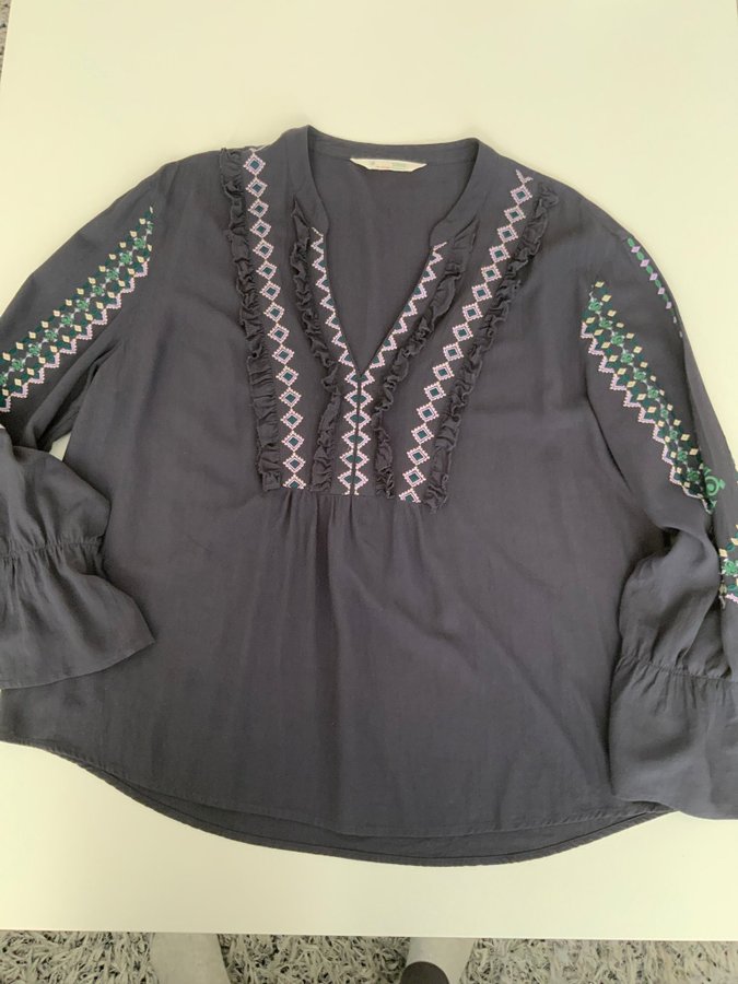 Se produkter som liknar Odd Molly grå blus med broder.. på Tradera ...