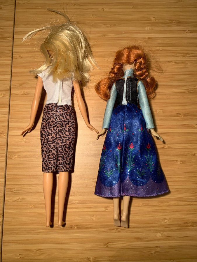 Dockor - Barbie och Anna från Frozen | Köp på Tradera (695272953)