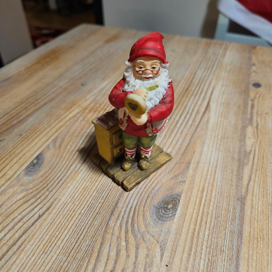Tomte som står framför en byrå och borstar sitt.. | Köp på Tradera ...