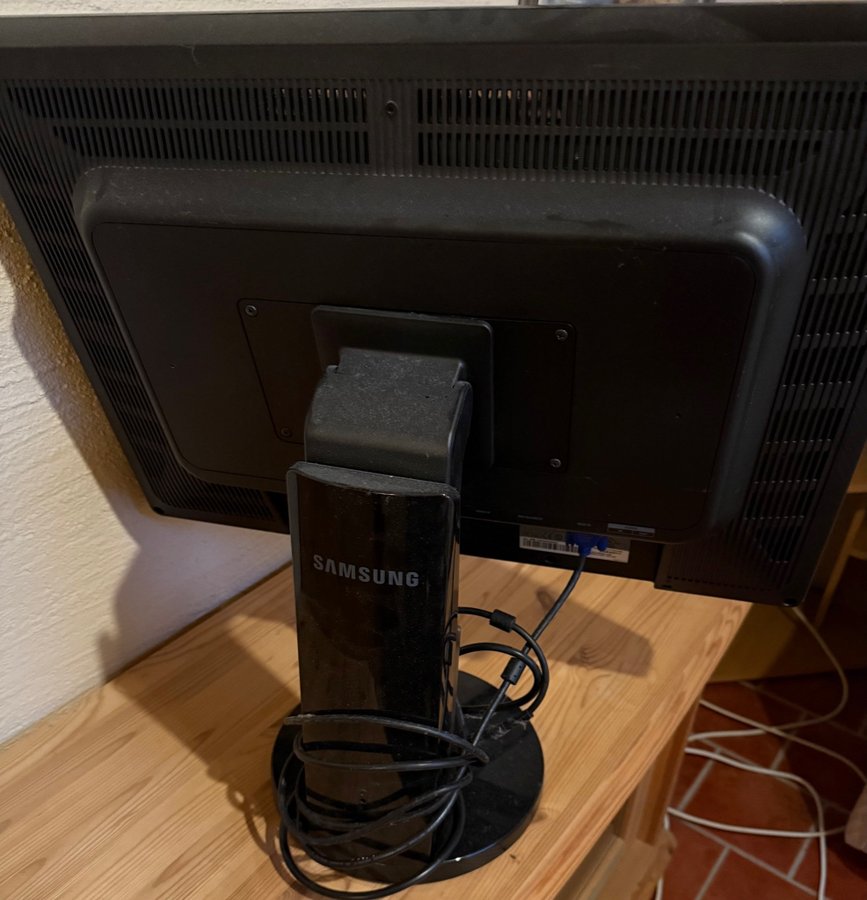 Skärm: Samsung SyncMaster 2693HM • 25.5" WUXGA .. | Köp på Tradera ...