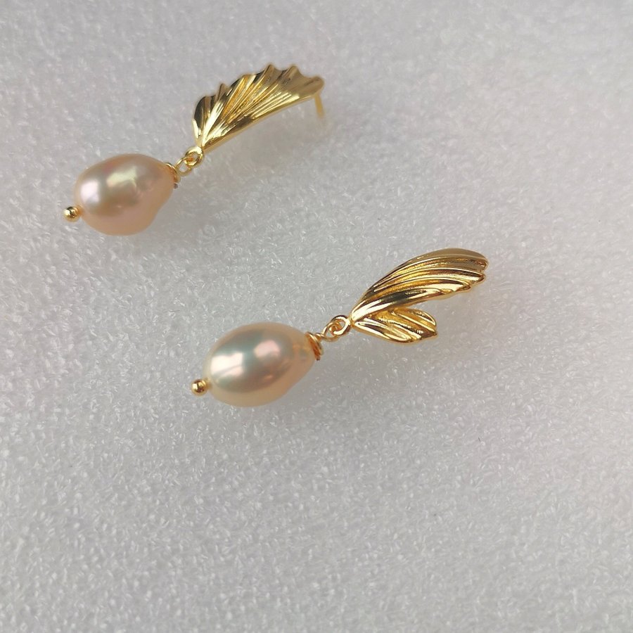 Örhängen med äkta sötvattenspärlor | Köp på Tradera (707726812)