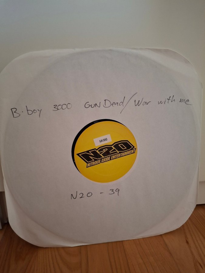 B-Boy 3000 – War With Me / Gun Dead | Köp på Tradera (712027604)