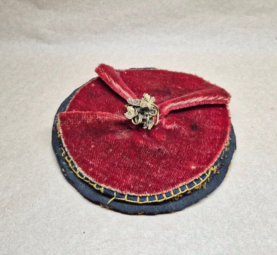 Äldre nåldyna i Sammet med fin Mässi.. | Köp från axion på Tradera ...