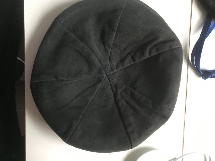 Basker i mörkgrå mockaskinn, äkta mocka av fint.. | Köp på Tradera ...