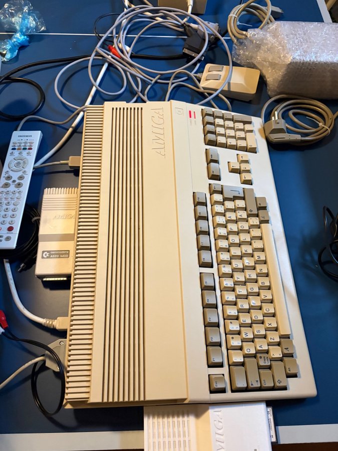 Commodore Amiga 500 med ACA500plus | Köp på Tradera (698724806)