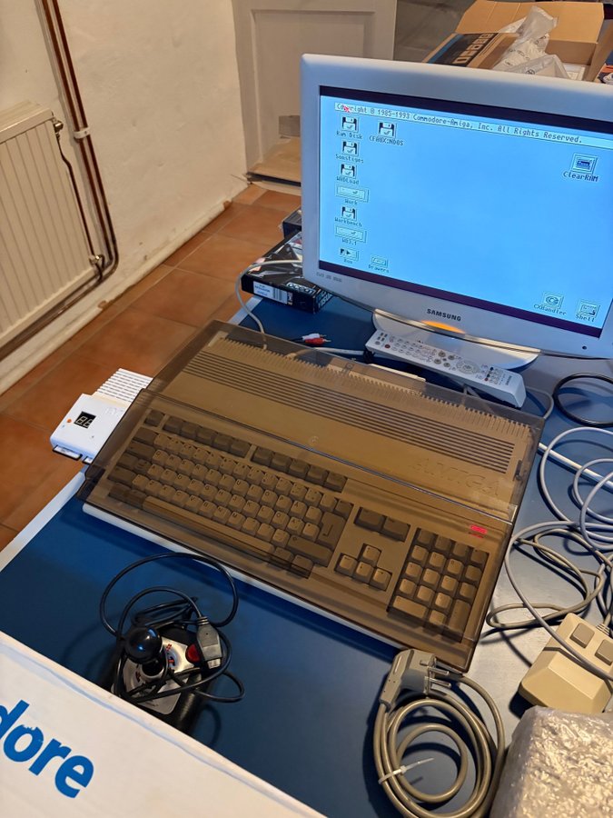 Commodore Amiga 500 med ACA500plus | Köp på Tradera (698724806)