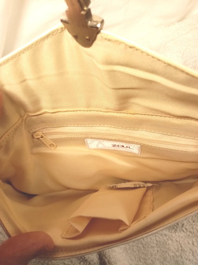 Zoul Kuvertväska gräddvit pärlvit | Köp på Tradera (708285630)