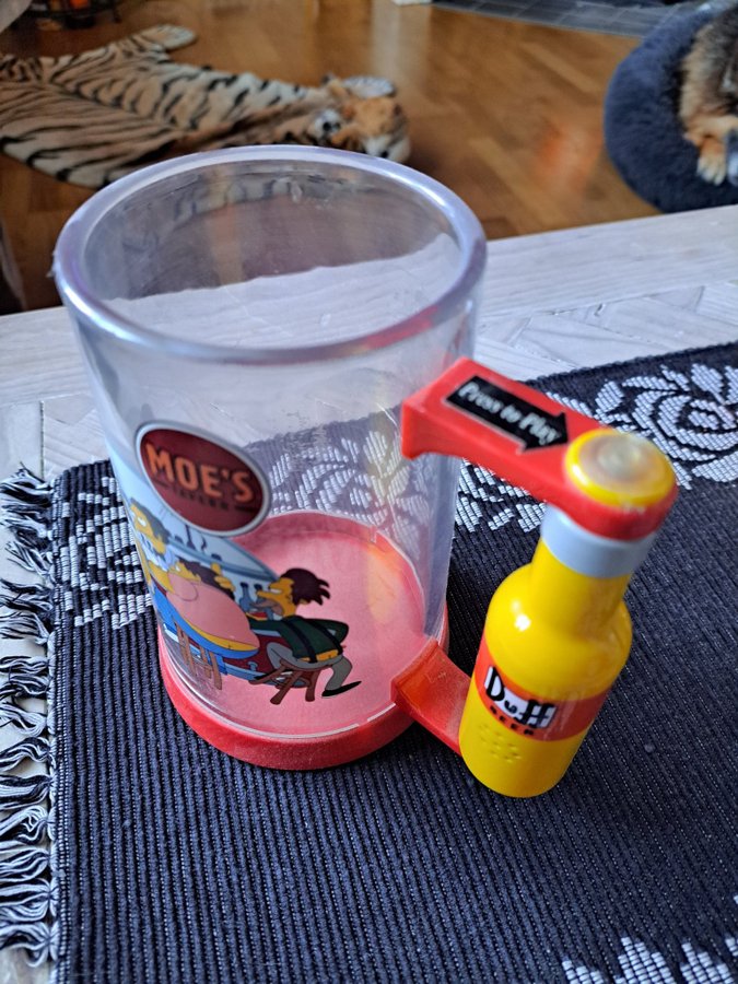 Se produkter som liknar The Simpsons Duff Beer Moe's .. på Tradera ...