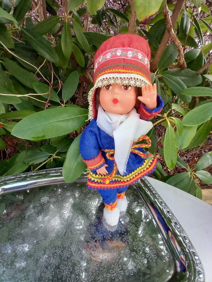 Fin samisk docka i ko.. | Köp från kidzorama_handelshus på Tradera ...