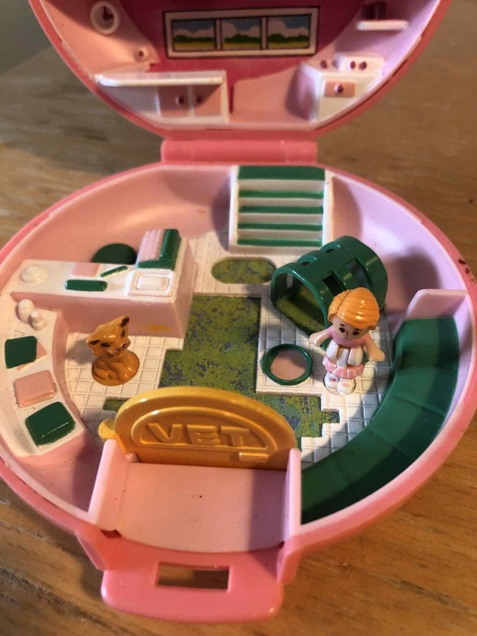 Polly Pocket Vet set Veterinär Bluebird toys 19.. | Köp på Tradera ...