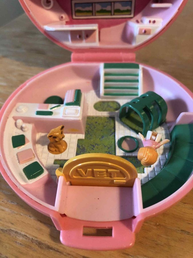 Polly Pocket Vet set Veterinär Bluebird toys 19.. | Köp på Tradera ...