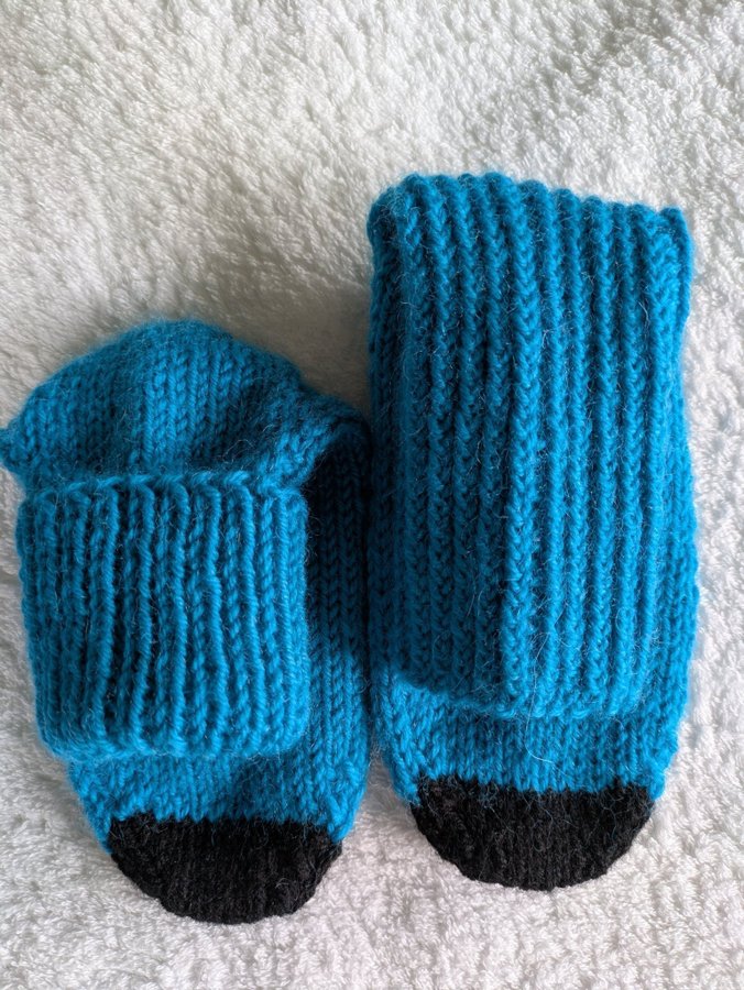 Sockor. Turkosa med svart nos. | Köp på Tradera (707016719)